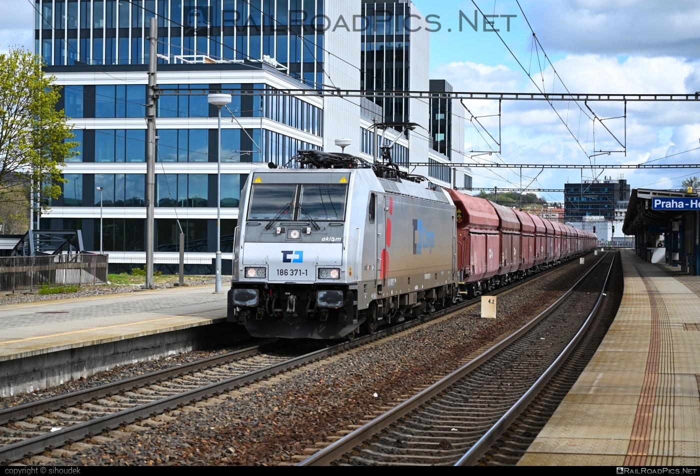 Bombardier TRAXX F140 MS2 - 186 371-1 operated by ČD Cargo, a.s. taken ...