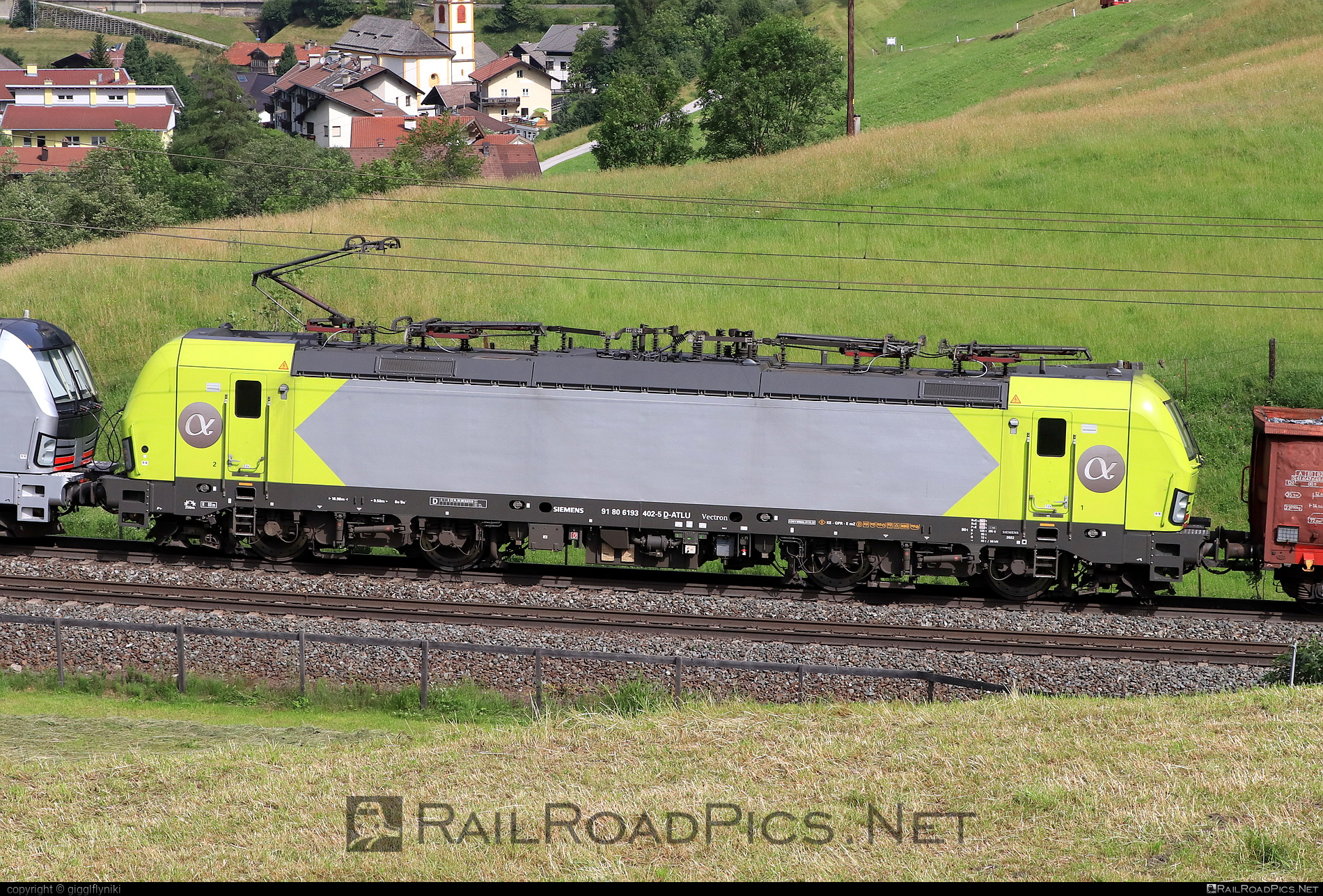 193 402 - Siemens Vectron MS operated by Lokomotion Gesellschaft für ...