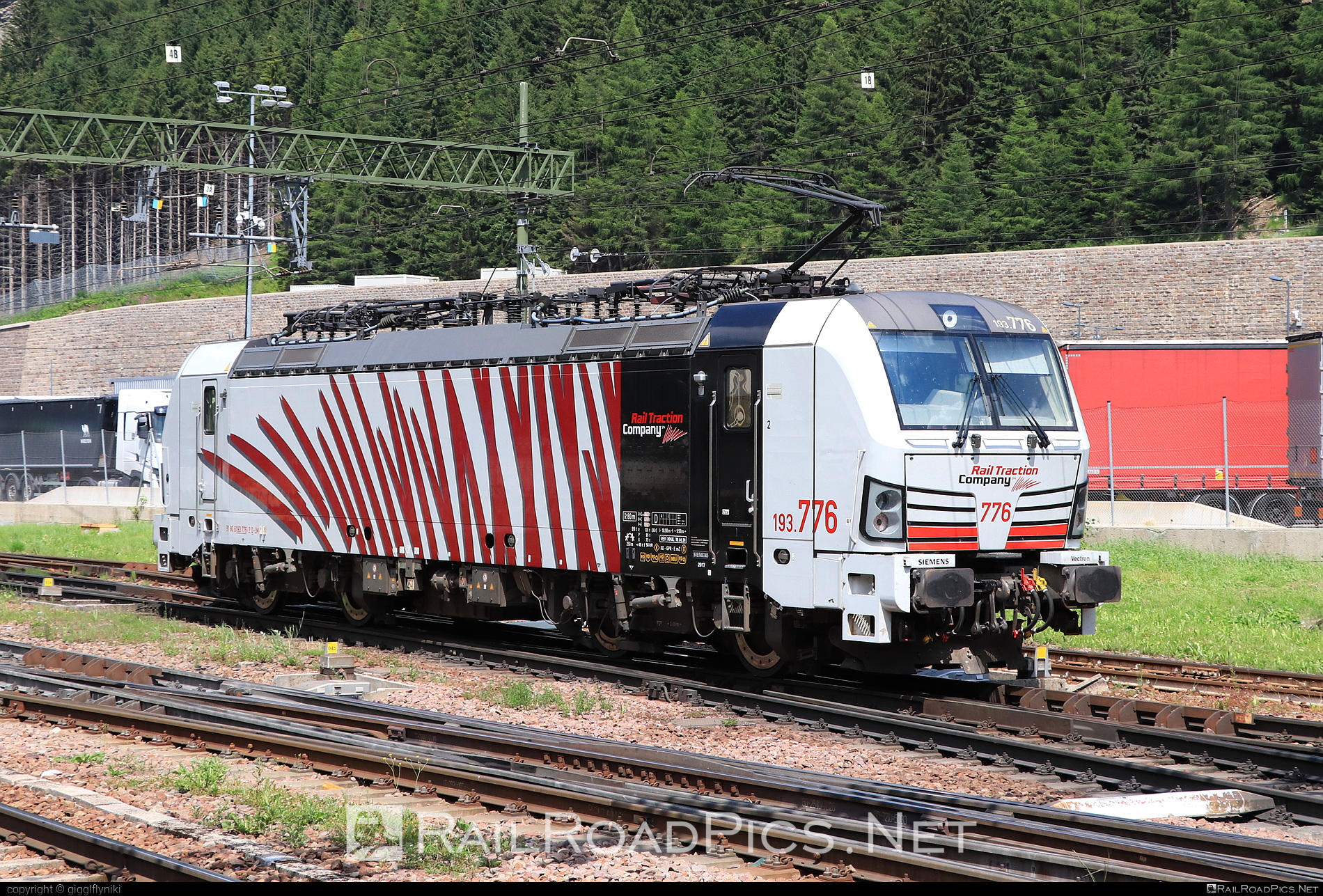 193 776 - Siemens Vectron MS operated by Rail Traction Company - # ...