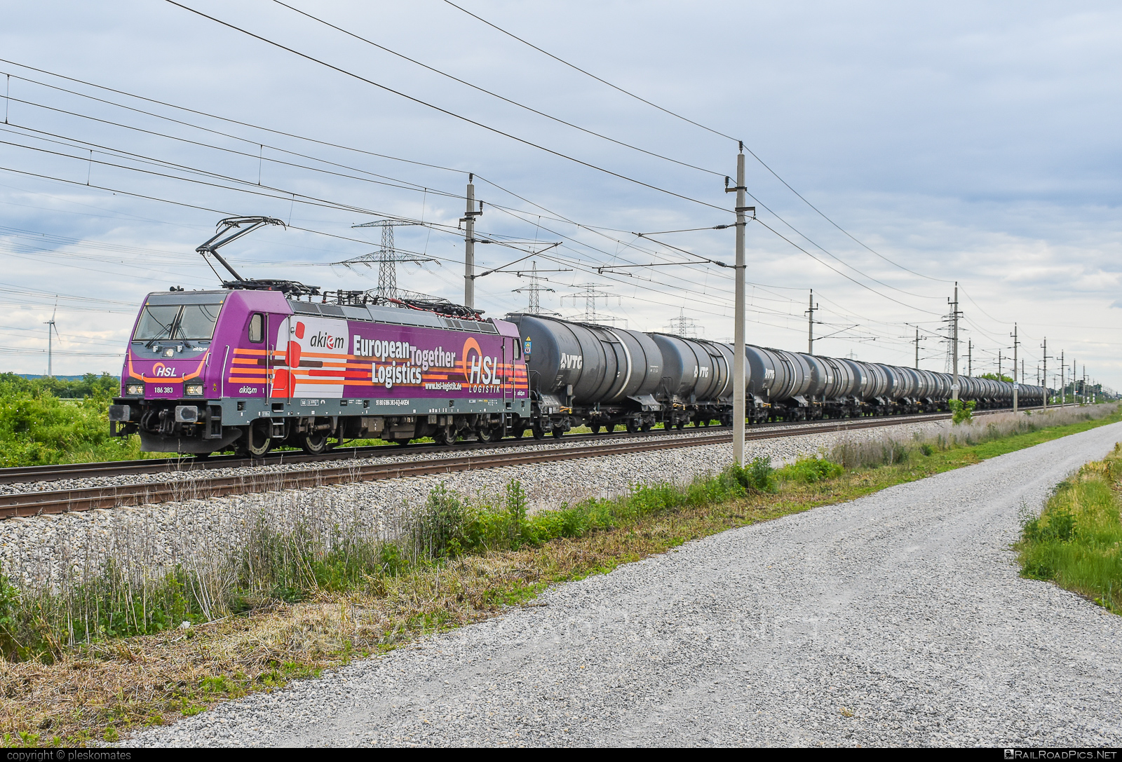 Bombardier TRAXX F140 MS2 - 186 383 operated by HSL Logistik GmbH taken ...