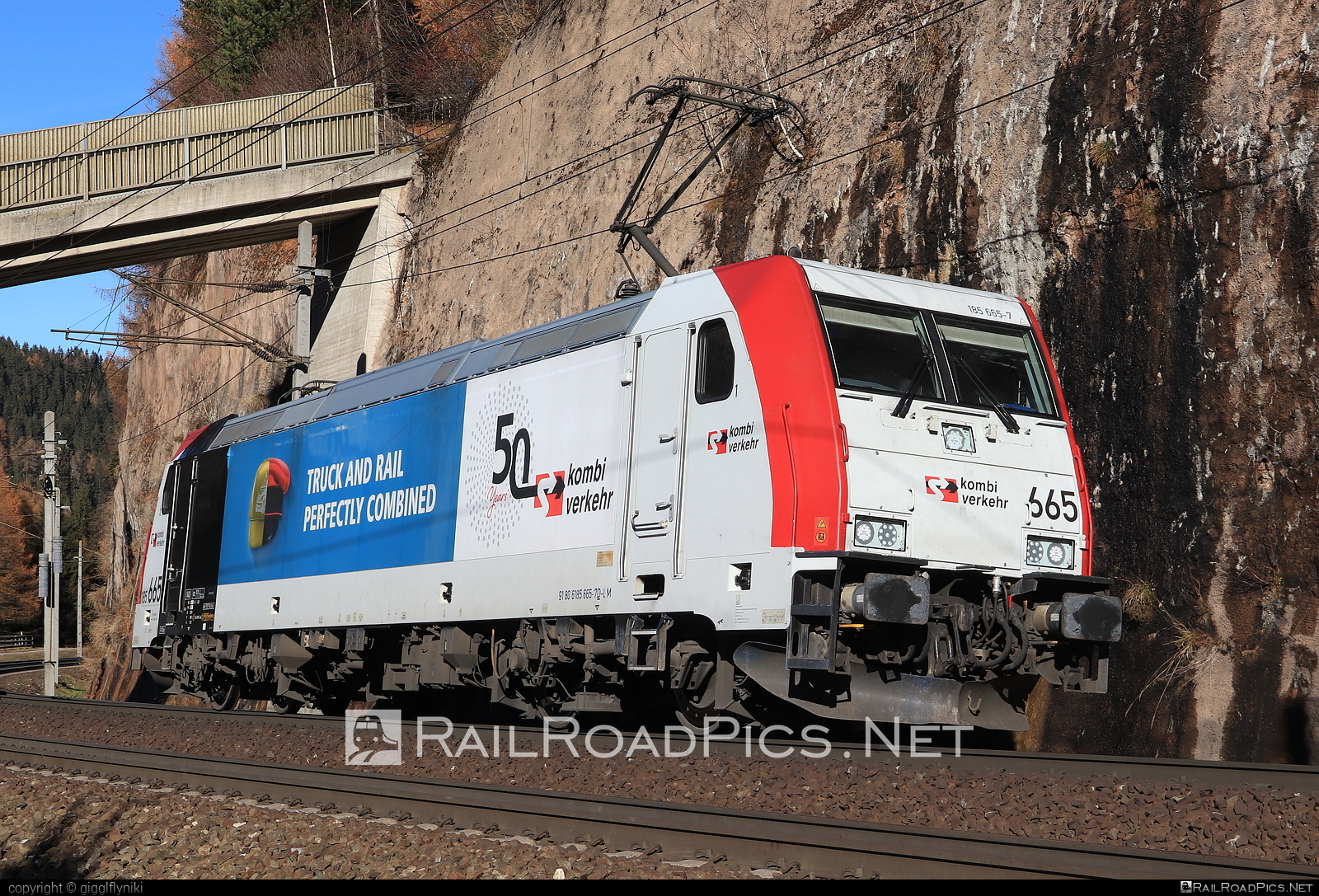 Bombardier TRAXX F140 AC2 - 185 665 operated by Lokomotion Gesellschaft ...