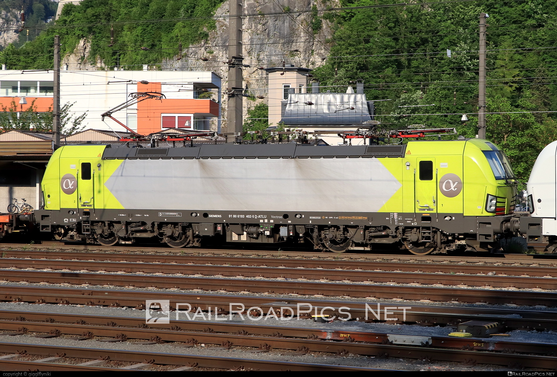 Siemens Vectron MS - 193 402 operated by Lokomotion Gesellschaft für ...