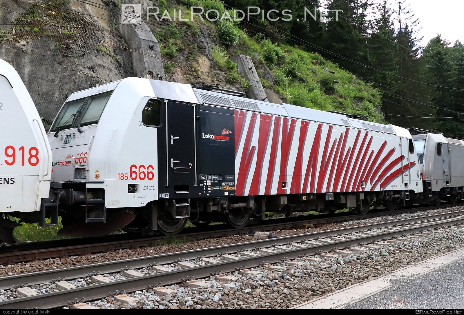 Bombardier TRAXX F140 AC2 - 185 666 operated by Lokomotion Gesellschaft ...