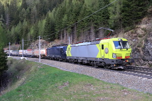 193 402 - Siemens Vectron MS operated by Lokomotion Gesellschaft für ...