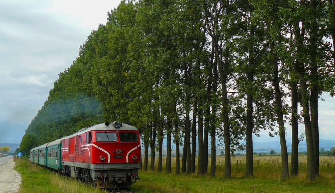 77 002-4 - 23 August Works (FAUR) BDŽ Class 77 operated by Chemin de ...